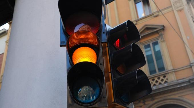 Multa: se passo con il rosso, ma il tempo del giallo al semaforo...